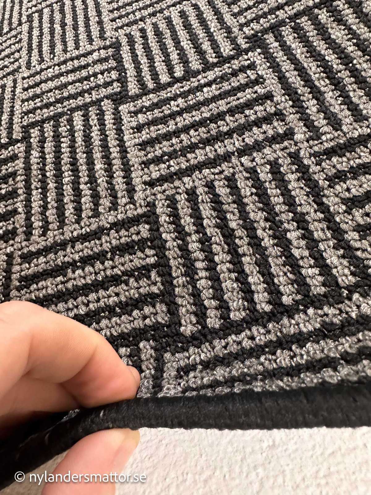 Novo - Rutig hallmatta på metervara - Nylanders Mattor