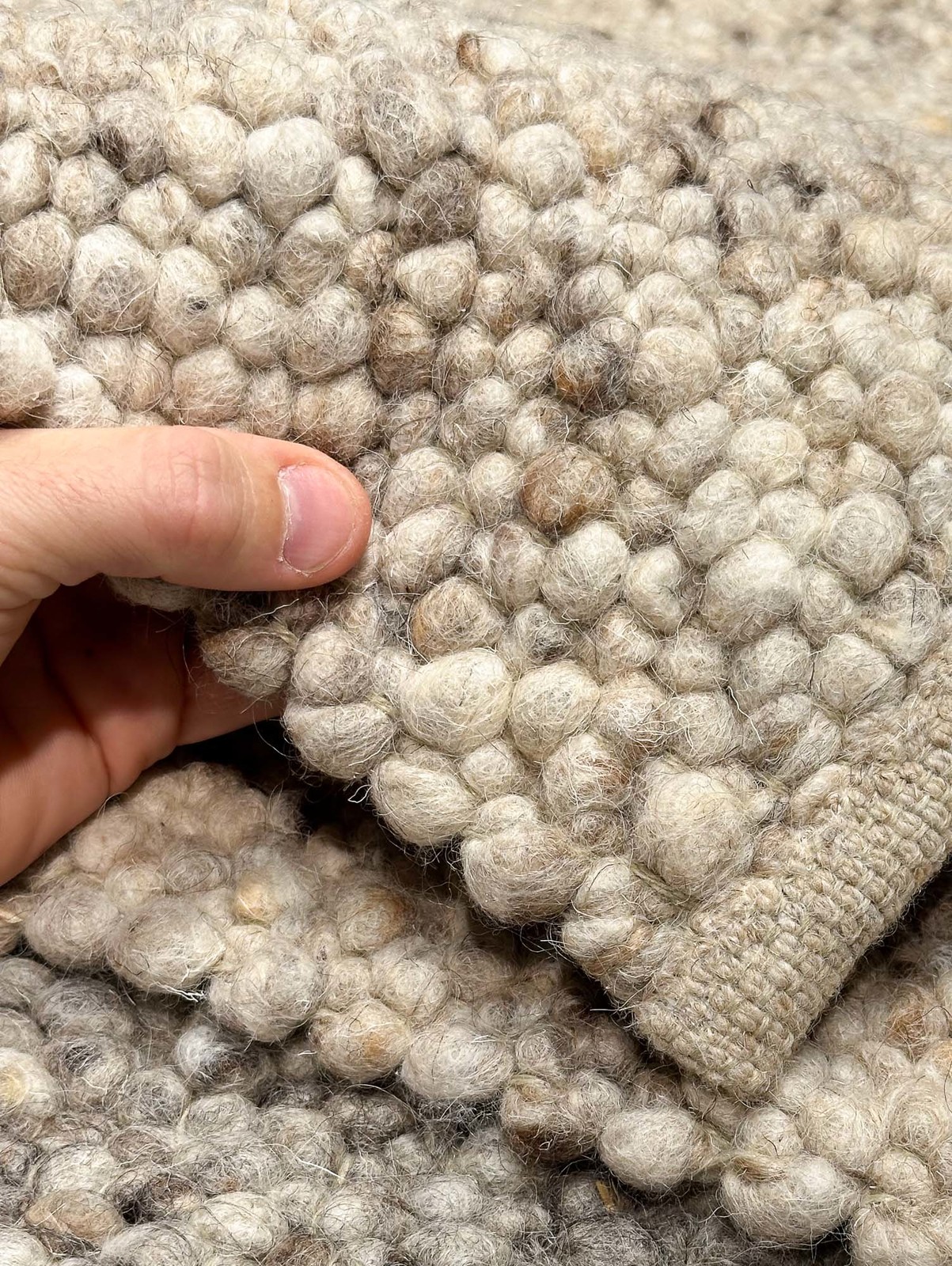 Mailen - Måttbeställ ullmatta i bubblig struktur - Nylanders Mattor