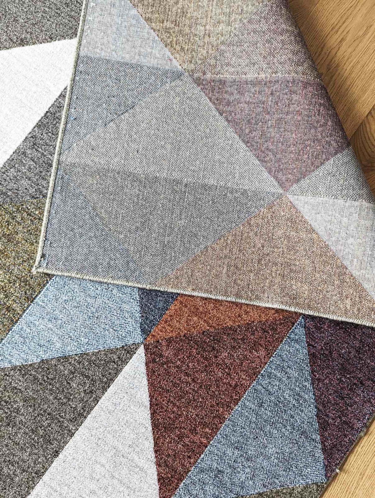 Caro Triangle - Multifärgad wiltonmatta - Nylanders Mattor